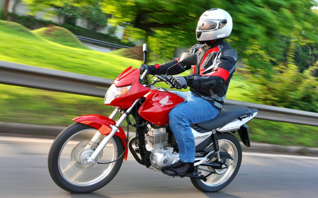 ¿Qué debo chequear antes de encender mi moto?