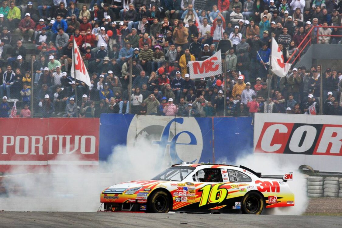 ¡Un auto de NASCAR en el autodromo de Buenos Aires!