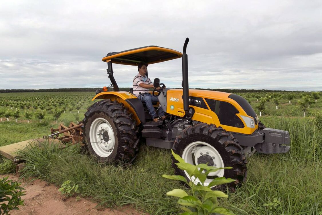 ¿Se necesita una licencia especial para conducir tractores?