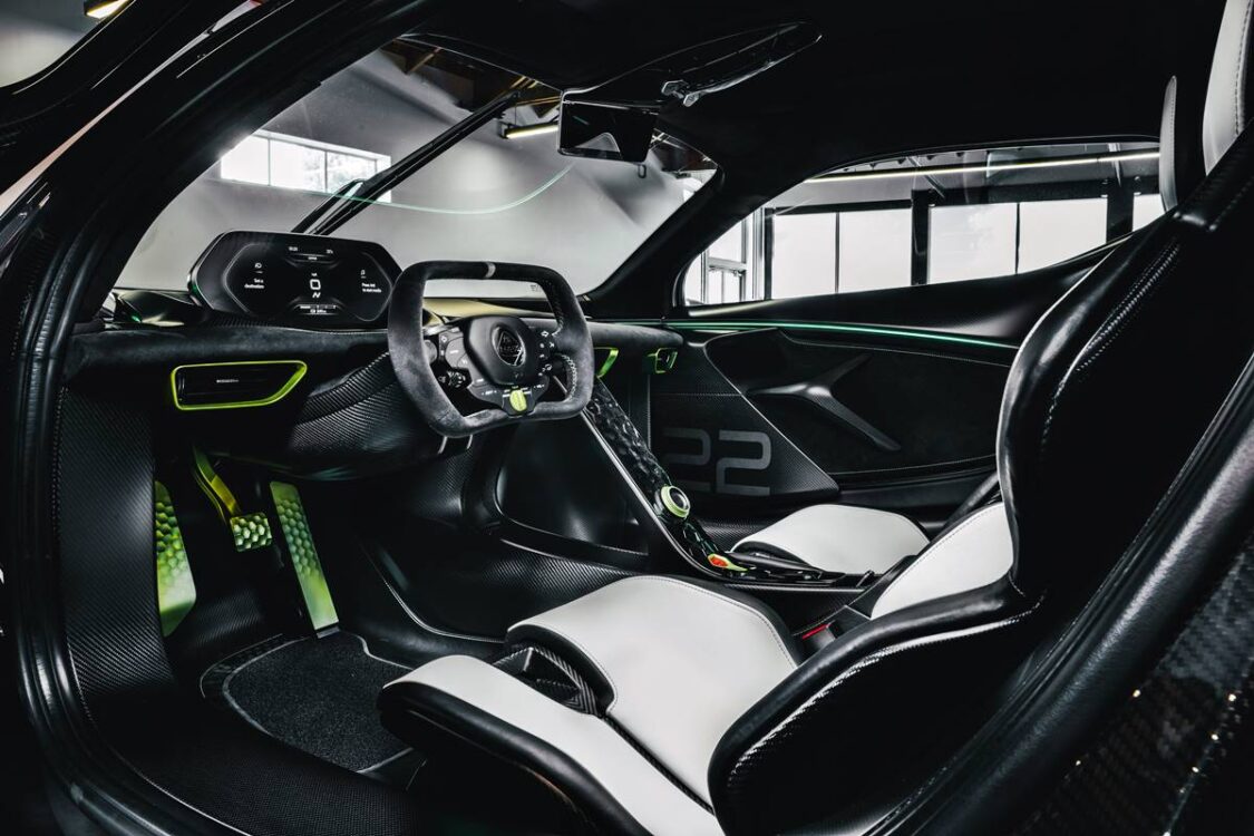 Jenson Button y un Lotus Evija que rememora su título en la Fórmula 1