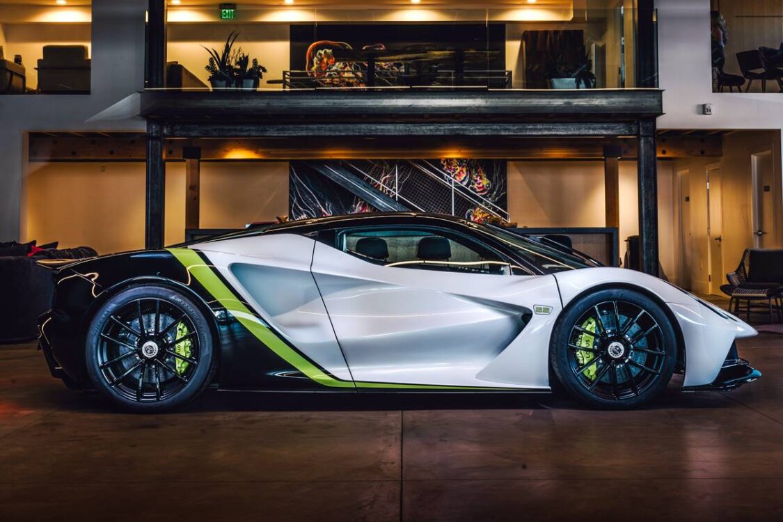 Jenson Button y un Lotus Evija que rememora su título en la Fórmula 1